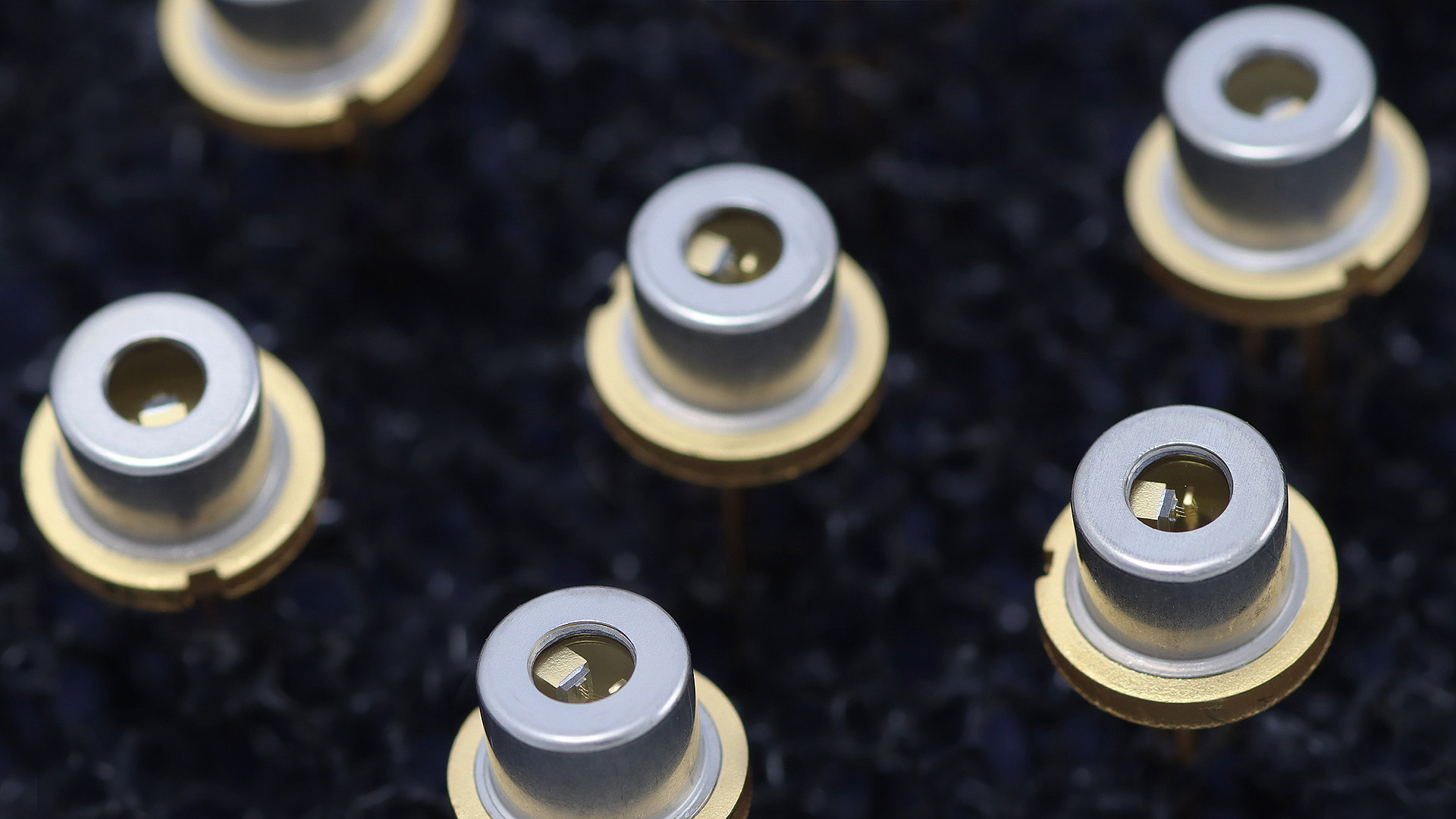 Hermetic and reliable packaging of single-emitter laser diode chips in ...