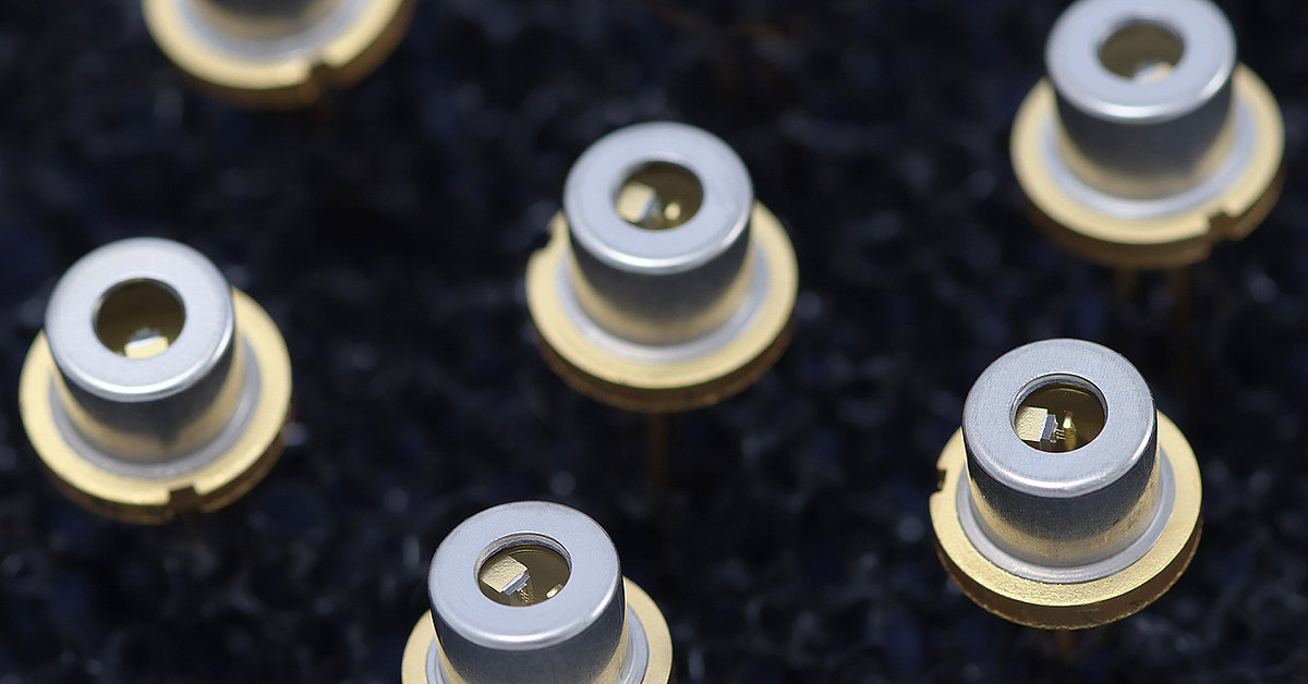 Hermetic and reliable packaging of single-emitter laser diode chips in ...