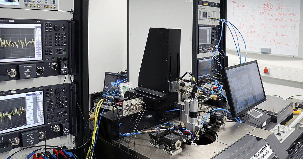 Wideband vector-corrected measurements on a modified vector network ...