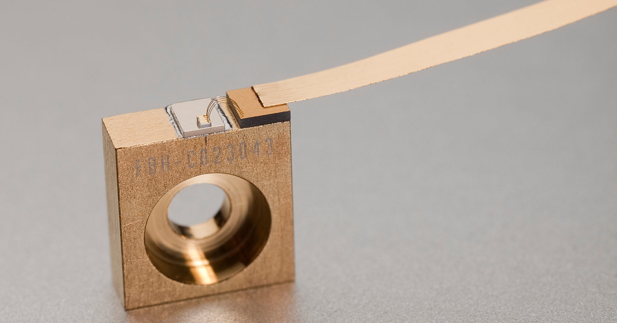 Superior performance of a single-wavelength high-power DFB laser ...